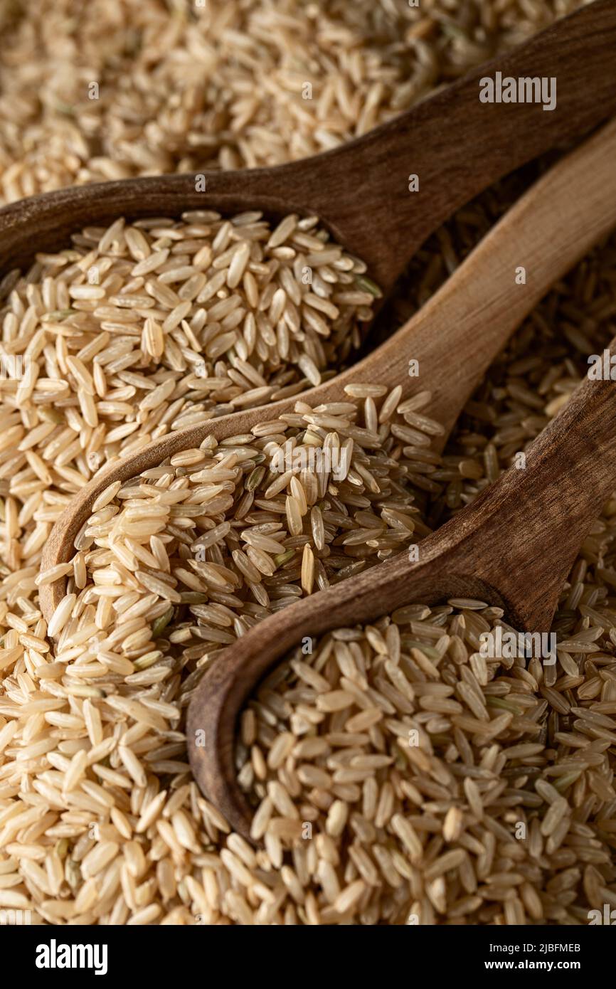 Top view of wooden spoon full of raw wholewheat rice Stock Photo - Alamy