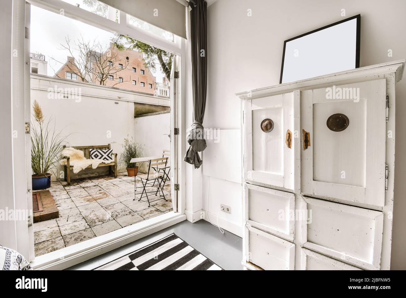 Old fashioned terrace hi-res stock photography and images - Alamy