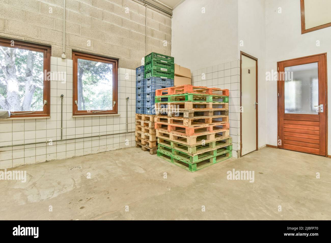 Containers stack on pallet hi-res stock photography and images - Alamy