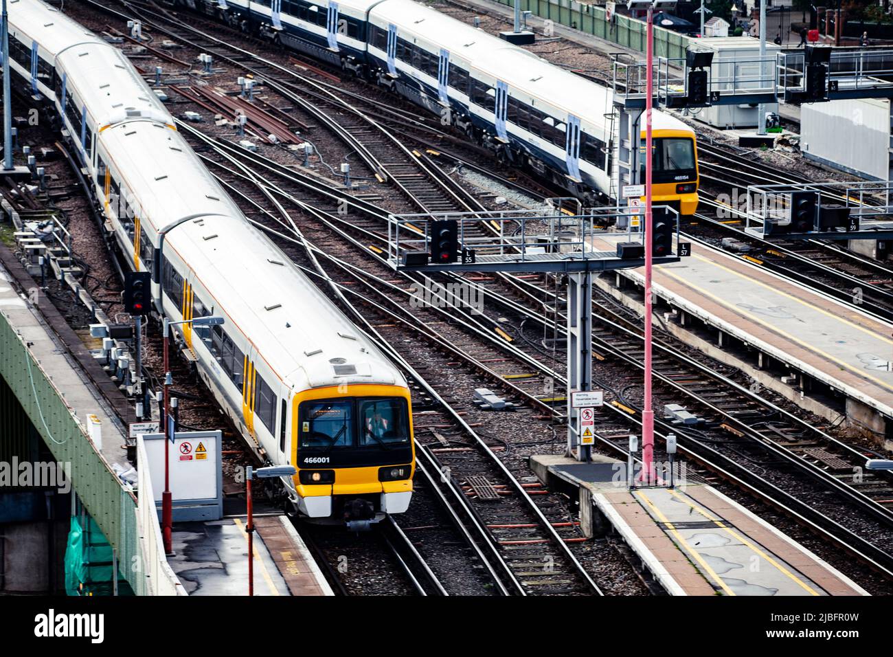 Trains on tracks hi-res stock photography and images - Alamy