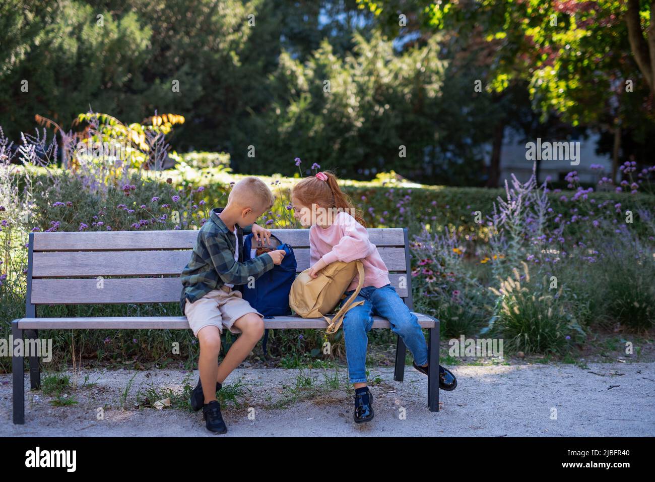 School children sitting on bench hi-res stock photography and images ...