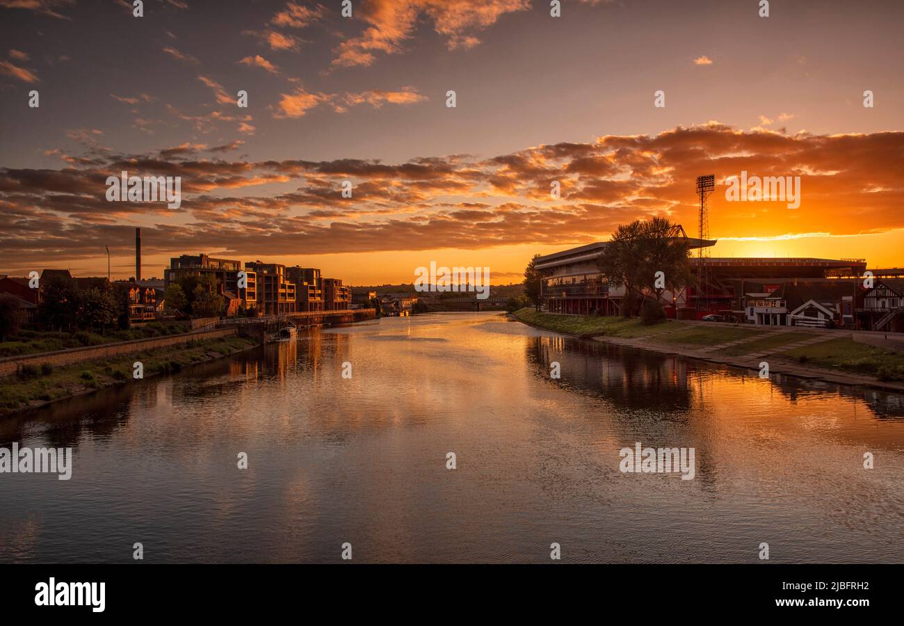 Sunrise on the River Trent at the City Ground and Trent Bridge Quays in ...