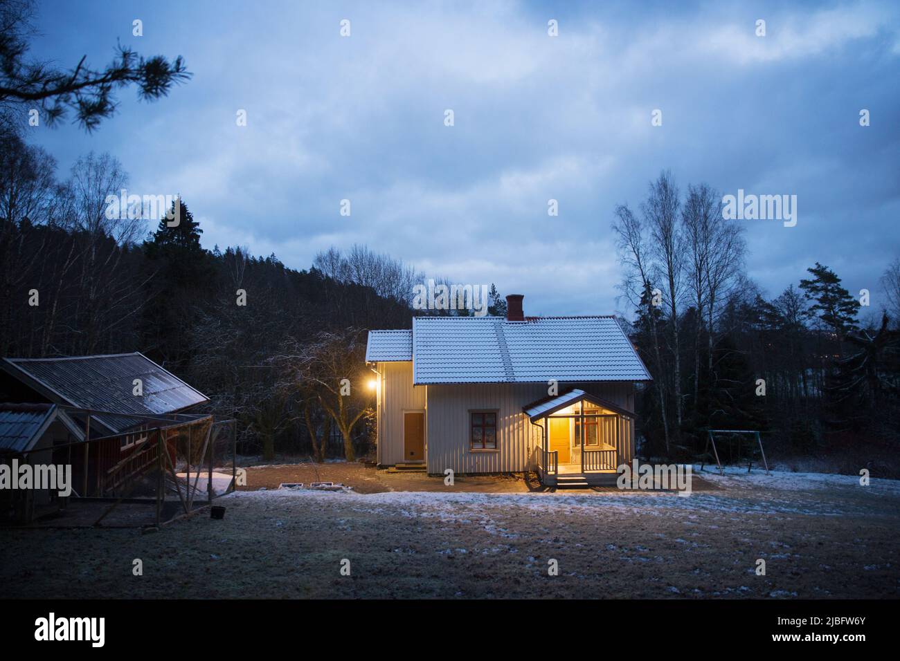 Illuminated house hi-res stock photography and images - Alamy