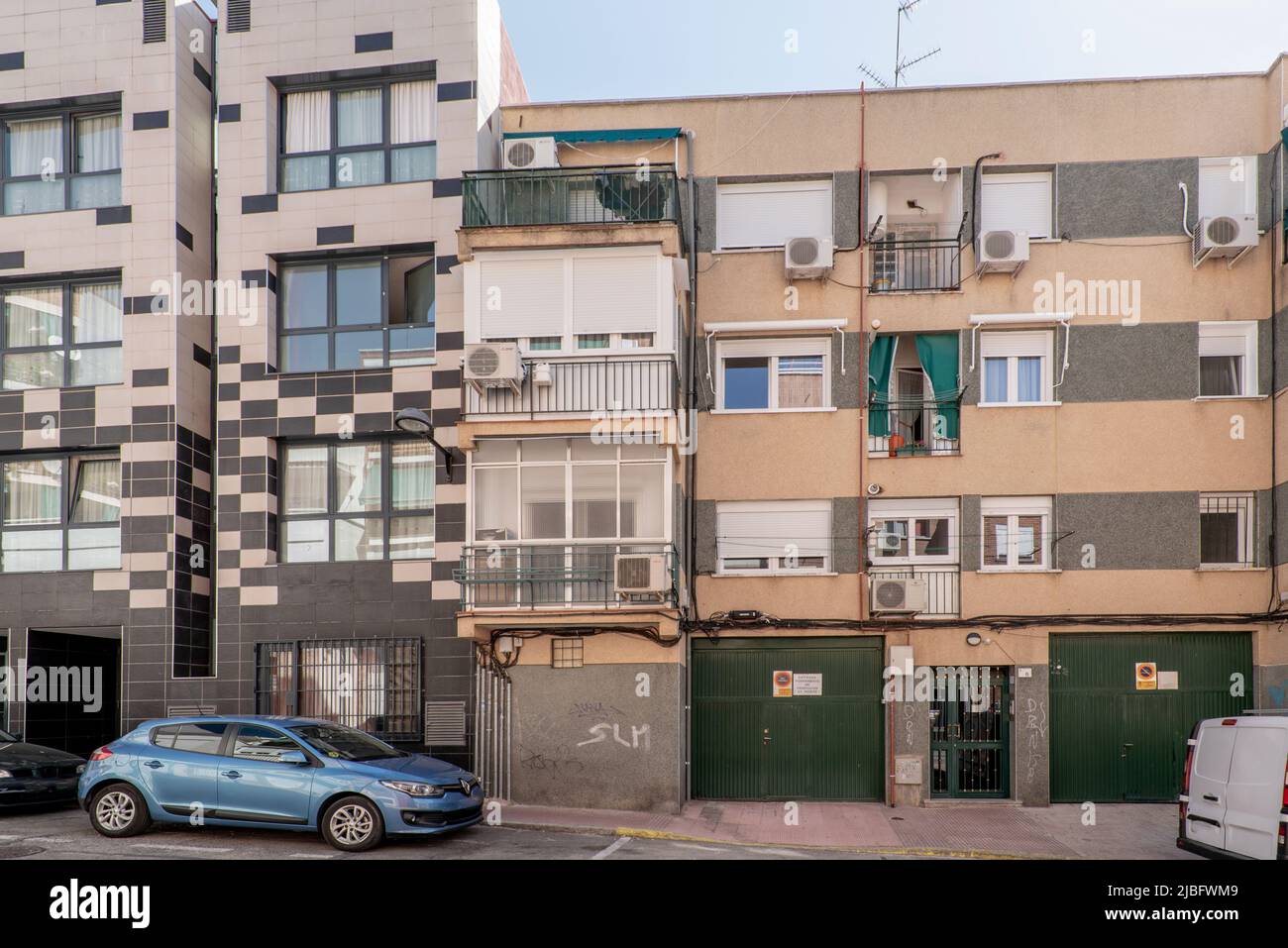 Glass structure and street level hi-res stock photography and images ...