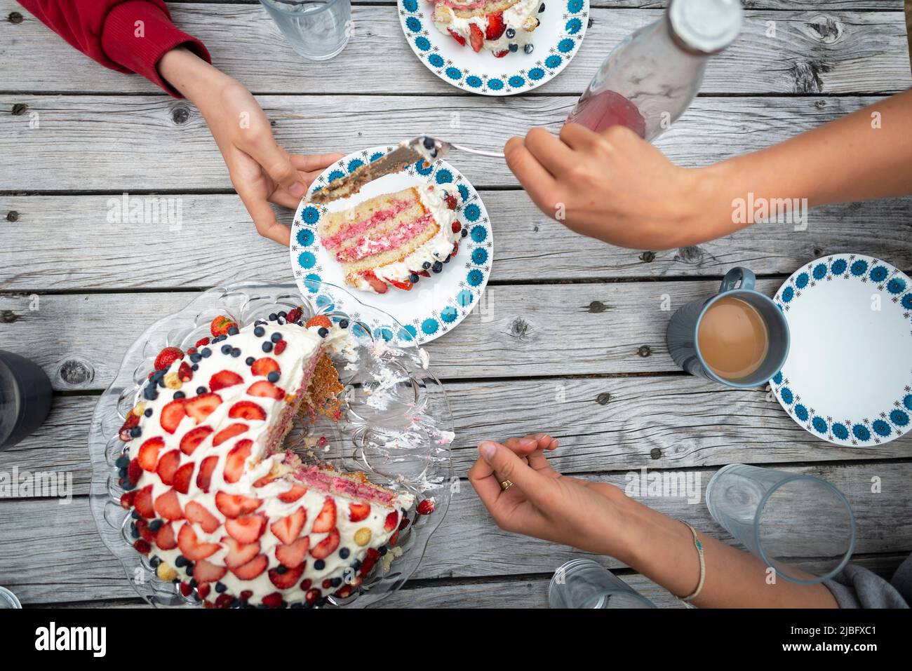 Hand serving cake hi-res stock photography and images - Alamy