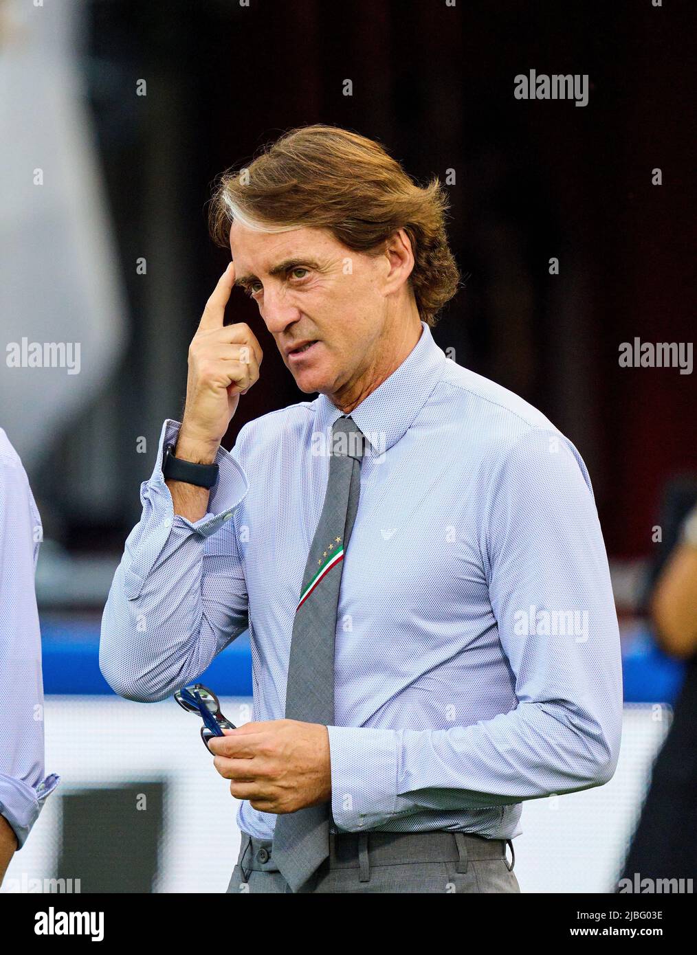 Ganze figur sad hi-res stock photography and images - Alamy