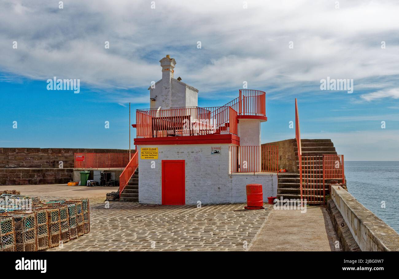 ARBROATH ANGUS SCOTLAND THE PILOT OFFICE AND SIGNAL LIGHTHOUSE Stock ...