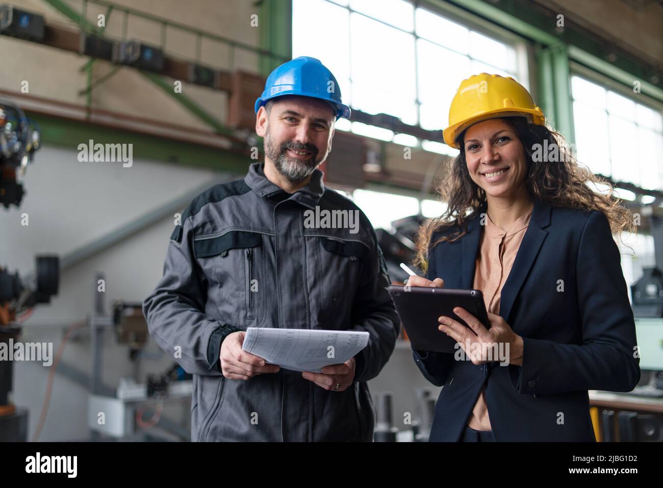 Factory tablet woman high tech hi-res stock photography and images - Alamy