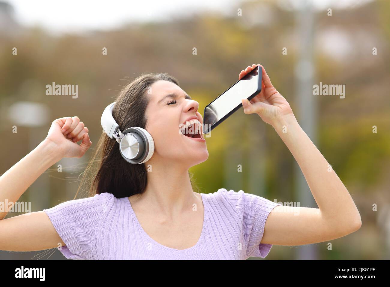 Teen girl singing microphone hi-res stock photography and images - Alamy