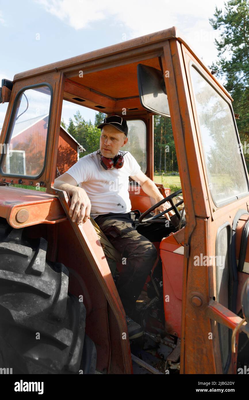 Using tractor hi-res stock photography and images - Alamy