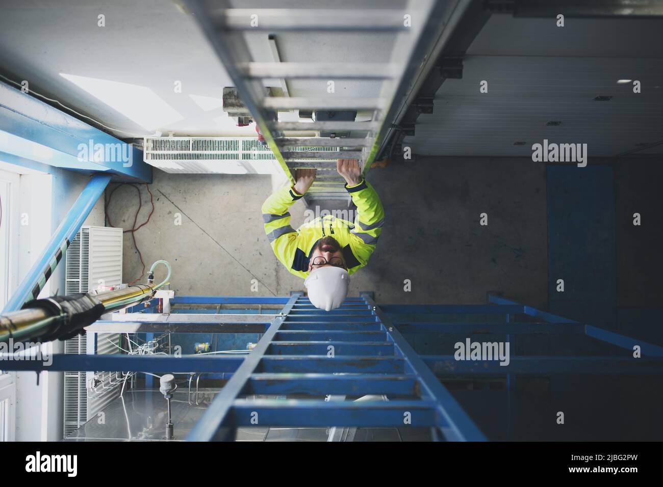 Construction worker climbing scaffolding hi-res stock photography and ...