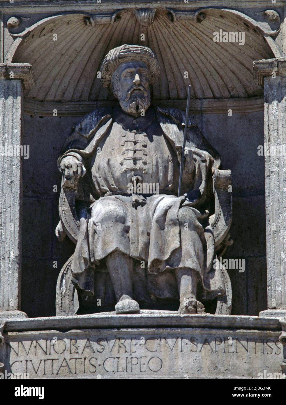NUÑO RASURA. JUEZ CASTELLANO. SIGLO X. ESTATUA EN EL ARCO DE SANTA ...