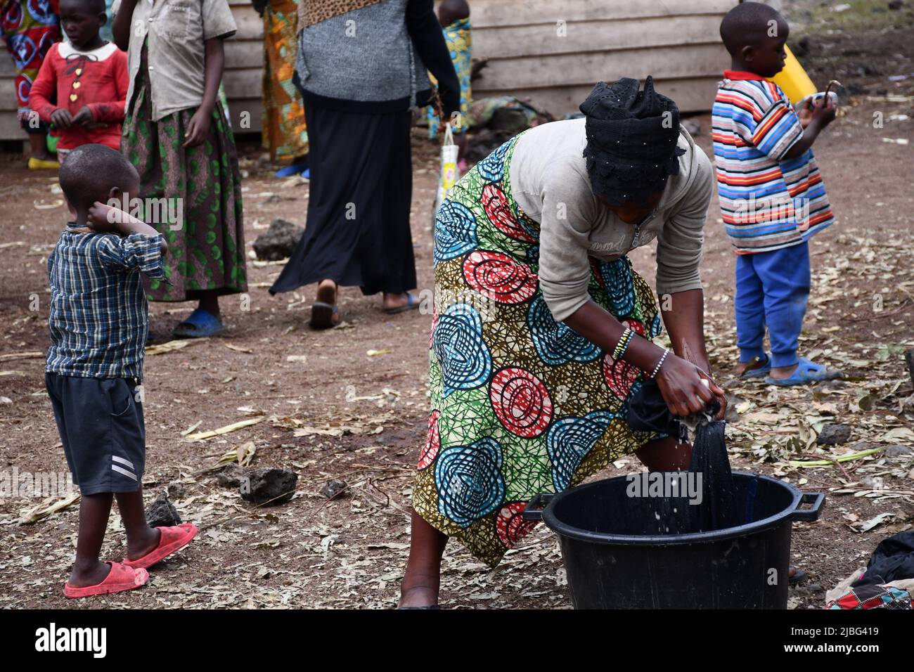 (220606) -- KIBUMBA, June 6, 2022 (Xinhua) -- Displaced people are seen ...