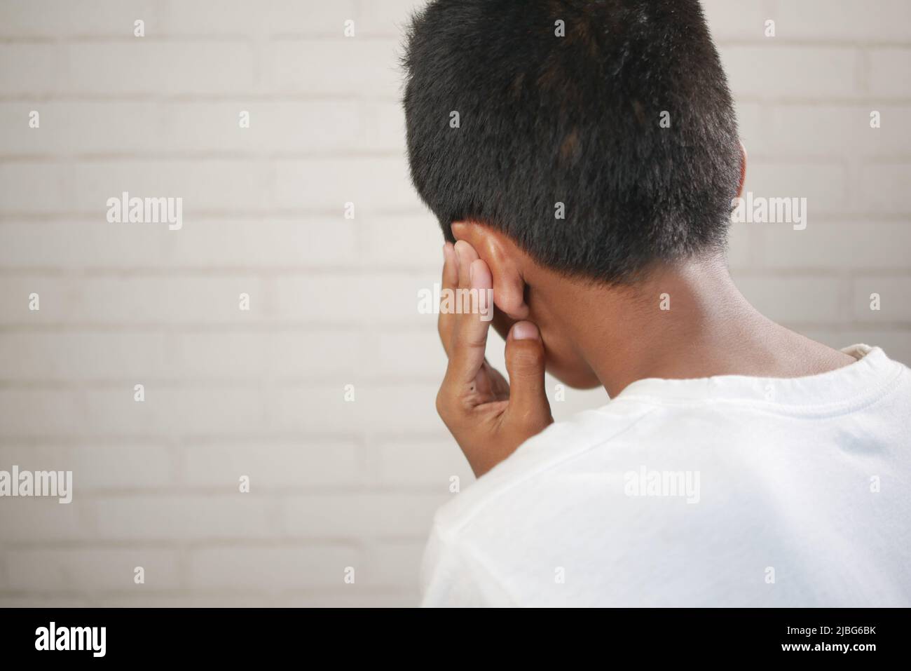 teenage boy having ear pain touching his painful ear Stock Photo - Alamy