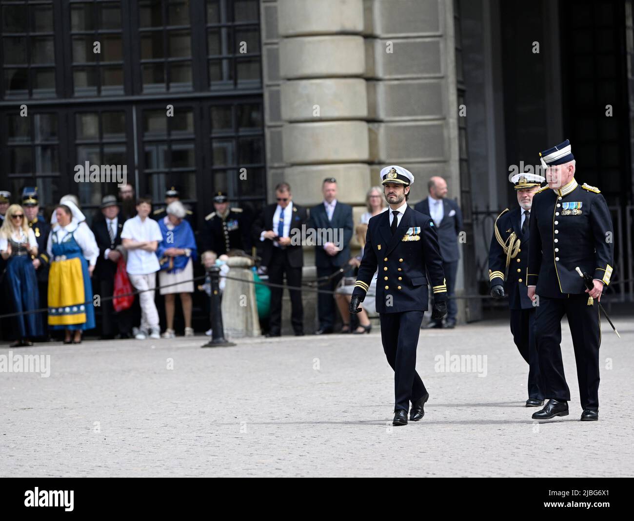 Prince Carl Philip is present at the high guard relief in the outer ...