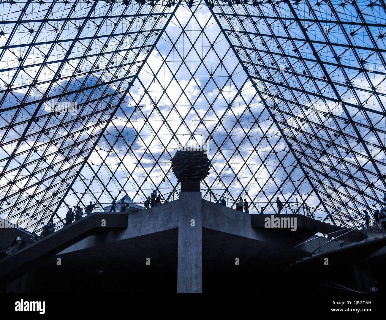 Louvre pyramid black white hi-res stock photography and images - Alamy