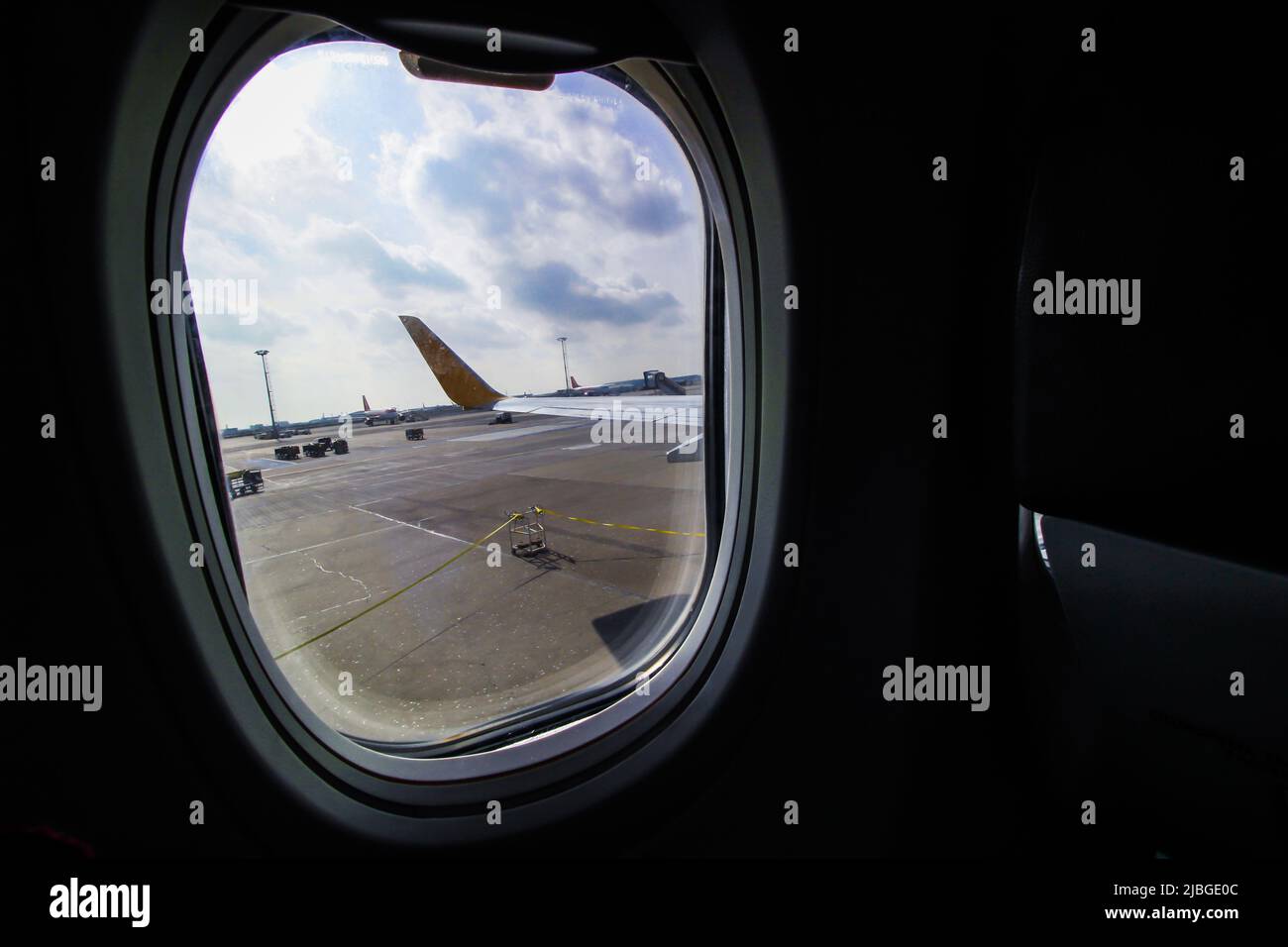 Flight window seat view hi-res stock photography and images - Alamy