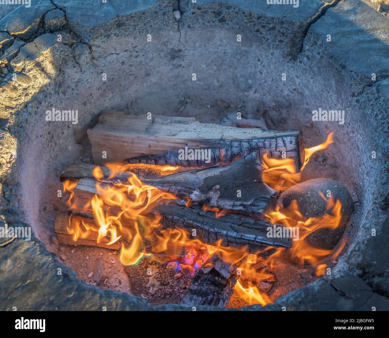 Campfire circle hi-res stock photography and images - Alamy