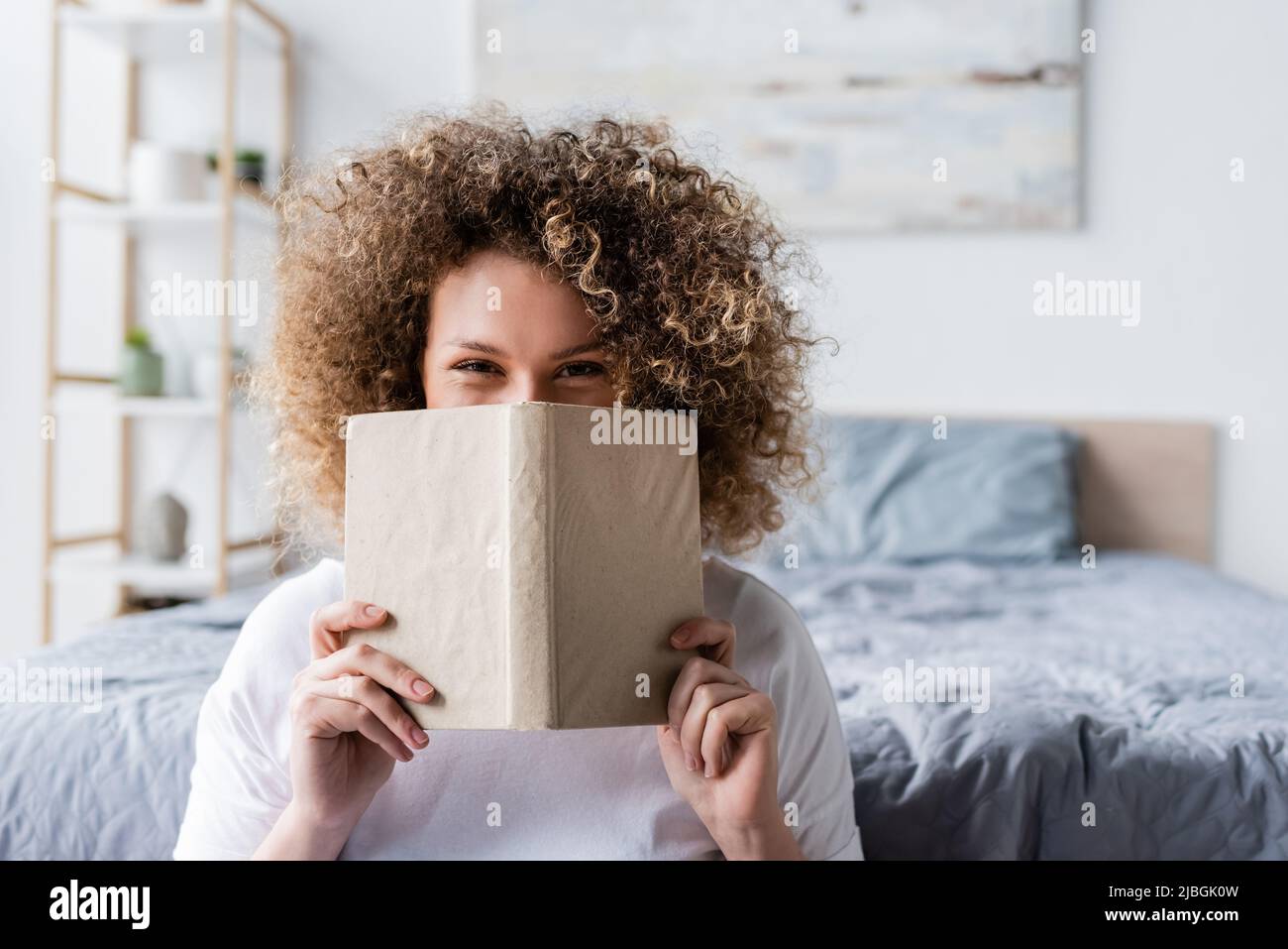 Hair obscuring their face hi-res stock photography and images - Alamy