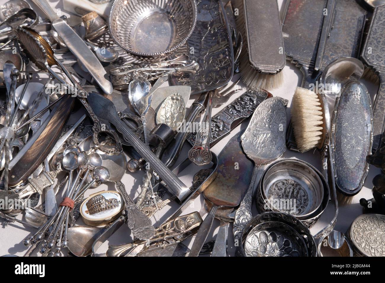 All kinds of metal and silver objects (cutlery, boxes, brushes, dishes ...