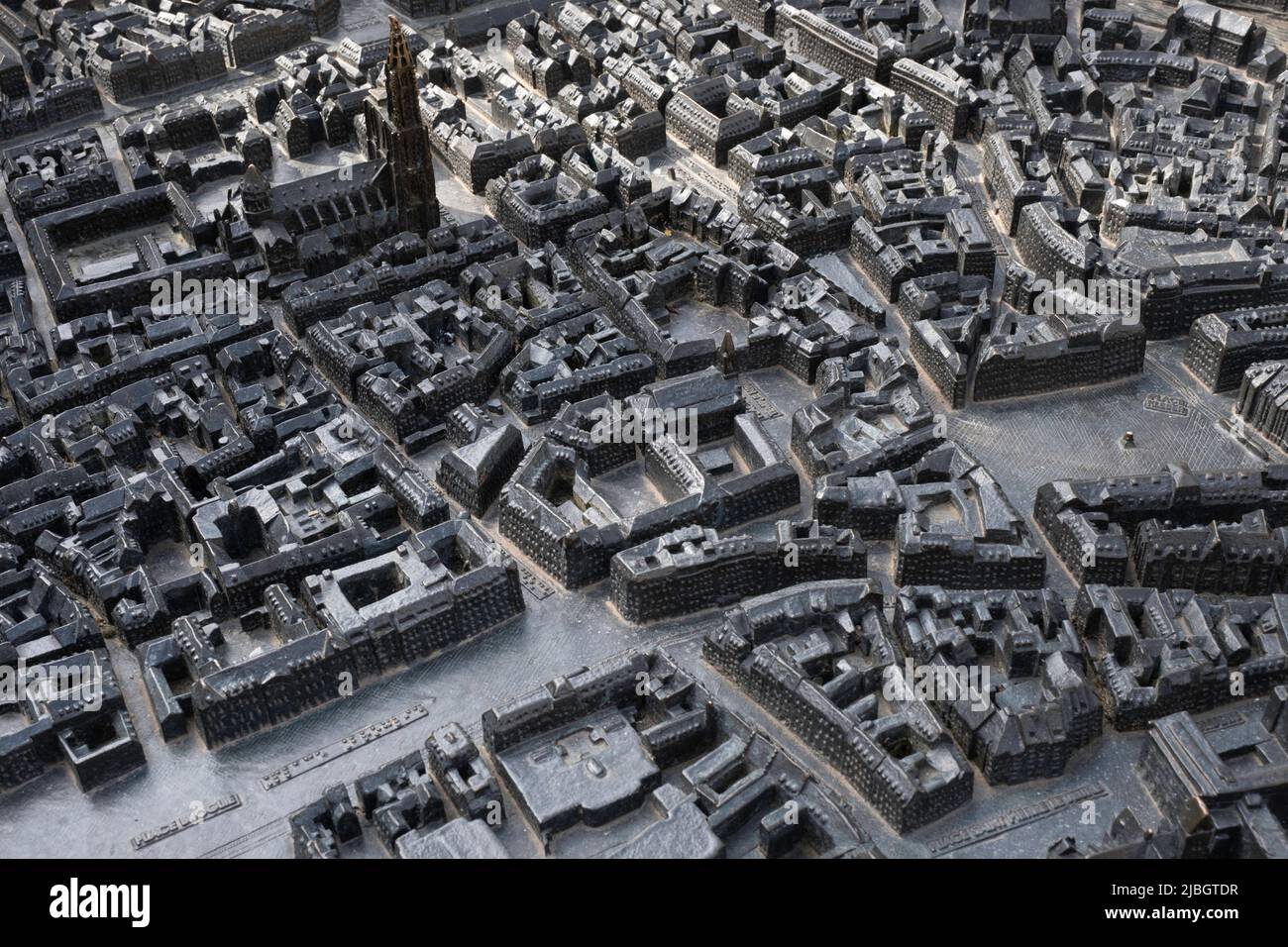 'Le Point de Convergence', a 3D bronze relief map of the Grande-Ile ...