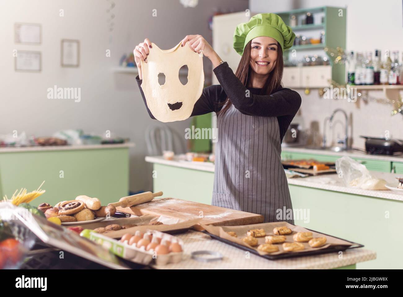 Smiley housewife hi-res stock photography and images - Alamy