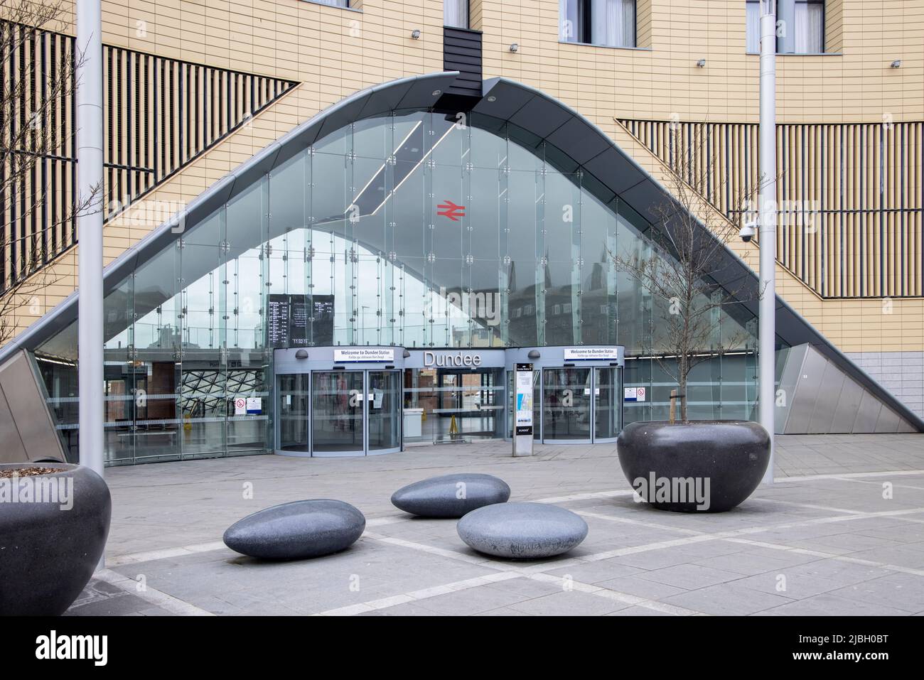 dundee railway station entrance scotland Stock Photo - Alamy