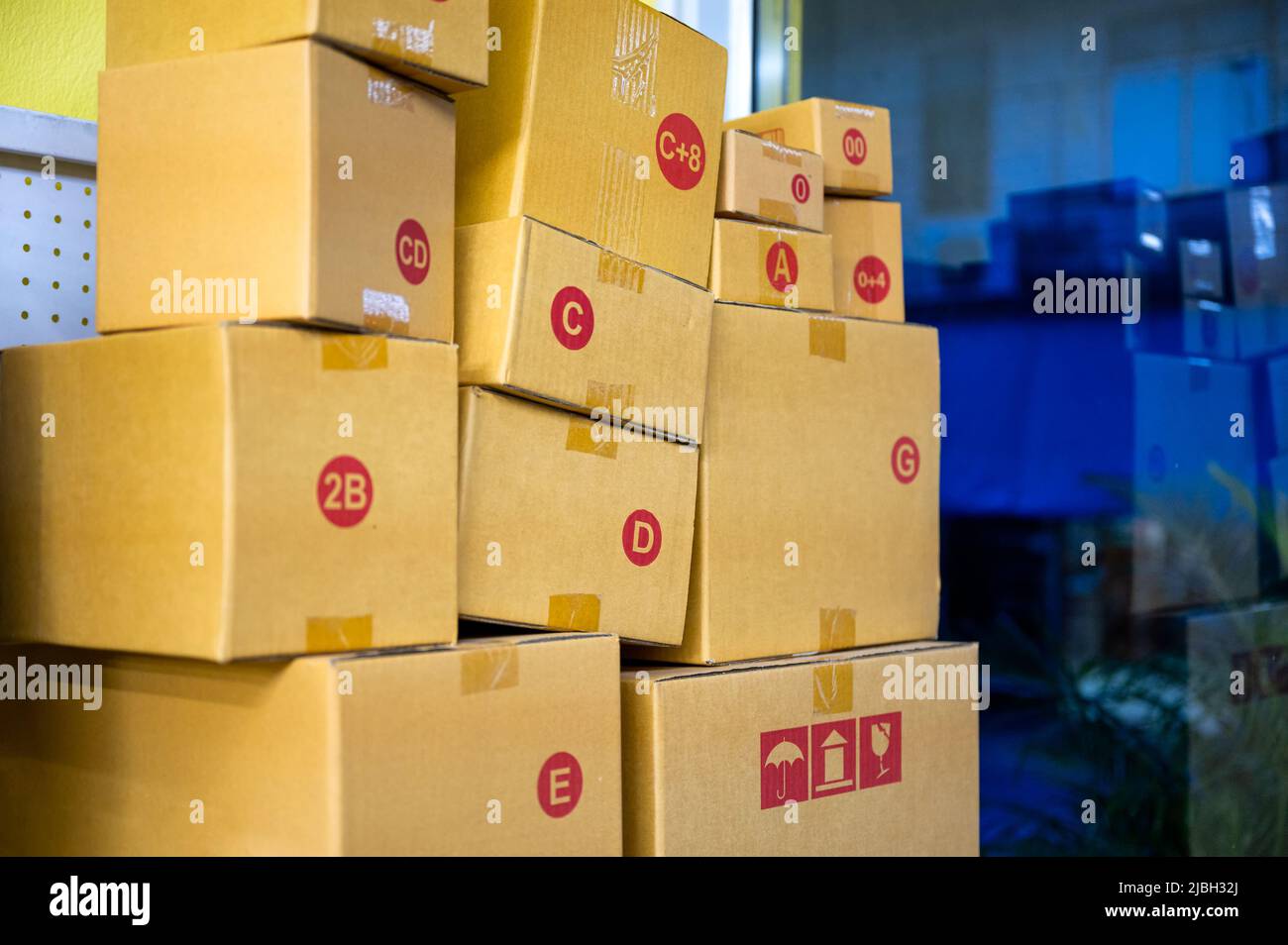 Different sizes brown cardboard box stacked in parcel delivery shop ...