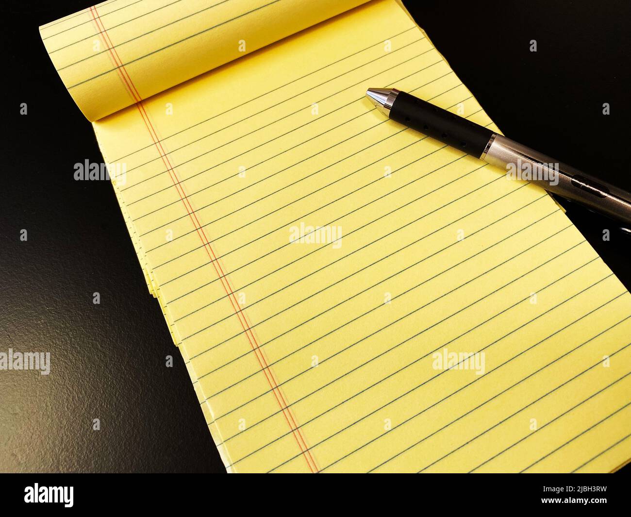 A yellow legal pad notepad Stock Photo - Alamy
