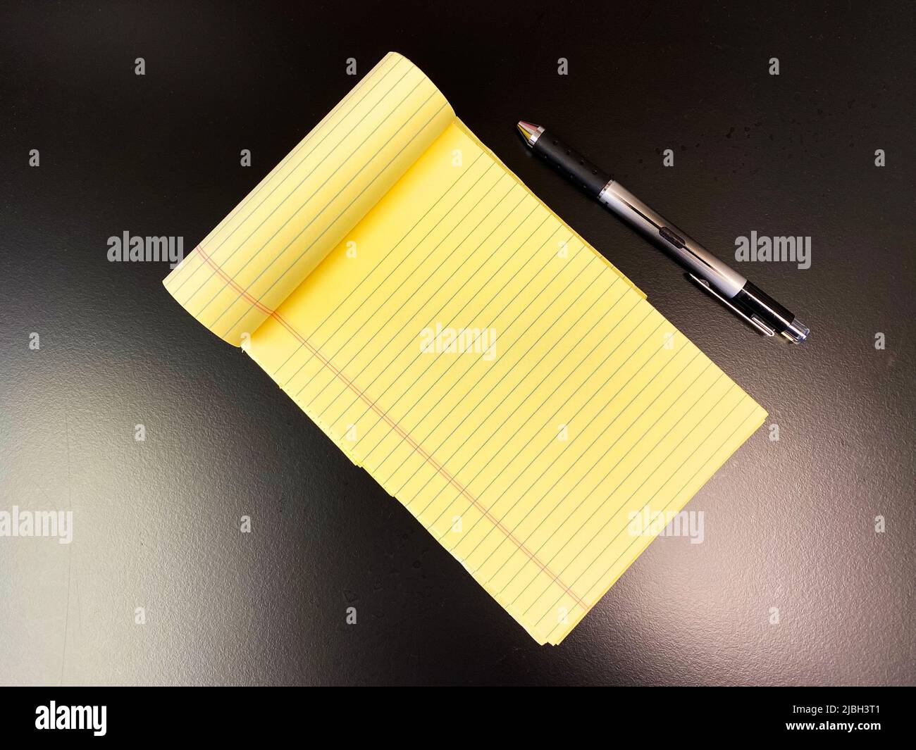 A yellow legal pad notepad Stock Photo - Alamy