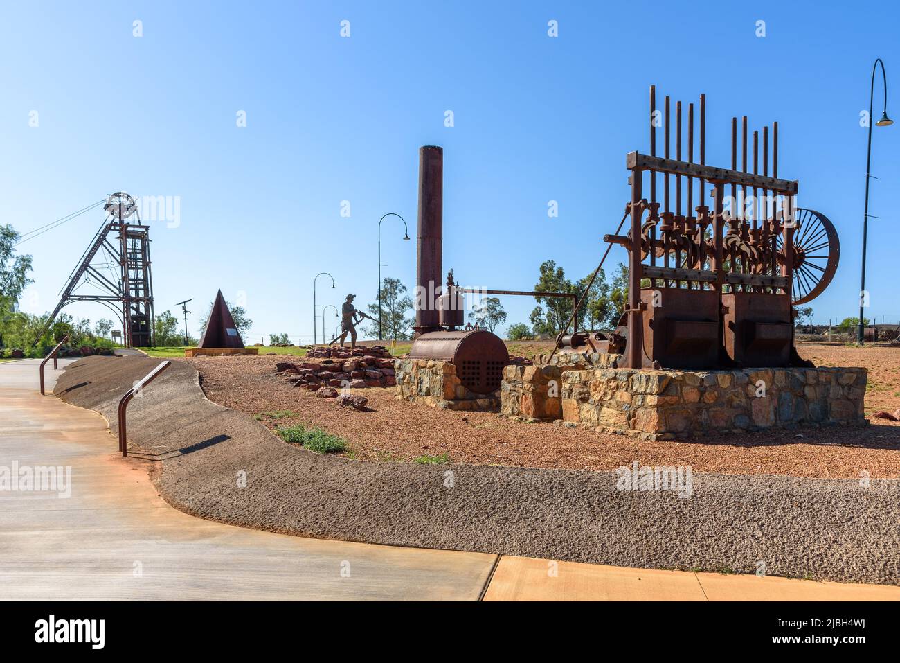 The stamper battery and steam engine at the Cobar Miners Heritage Park ...
