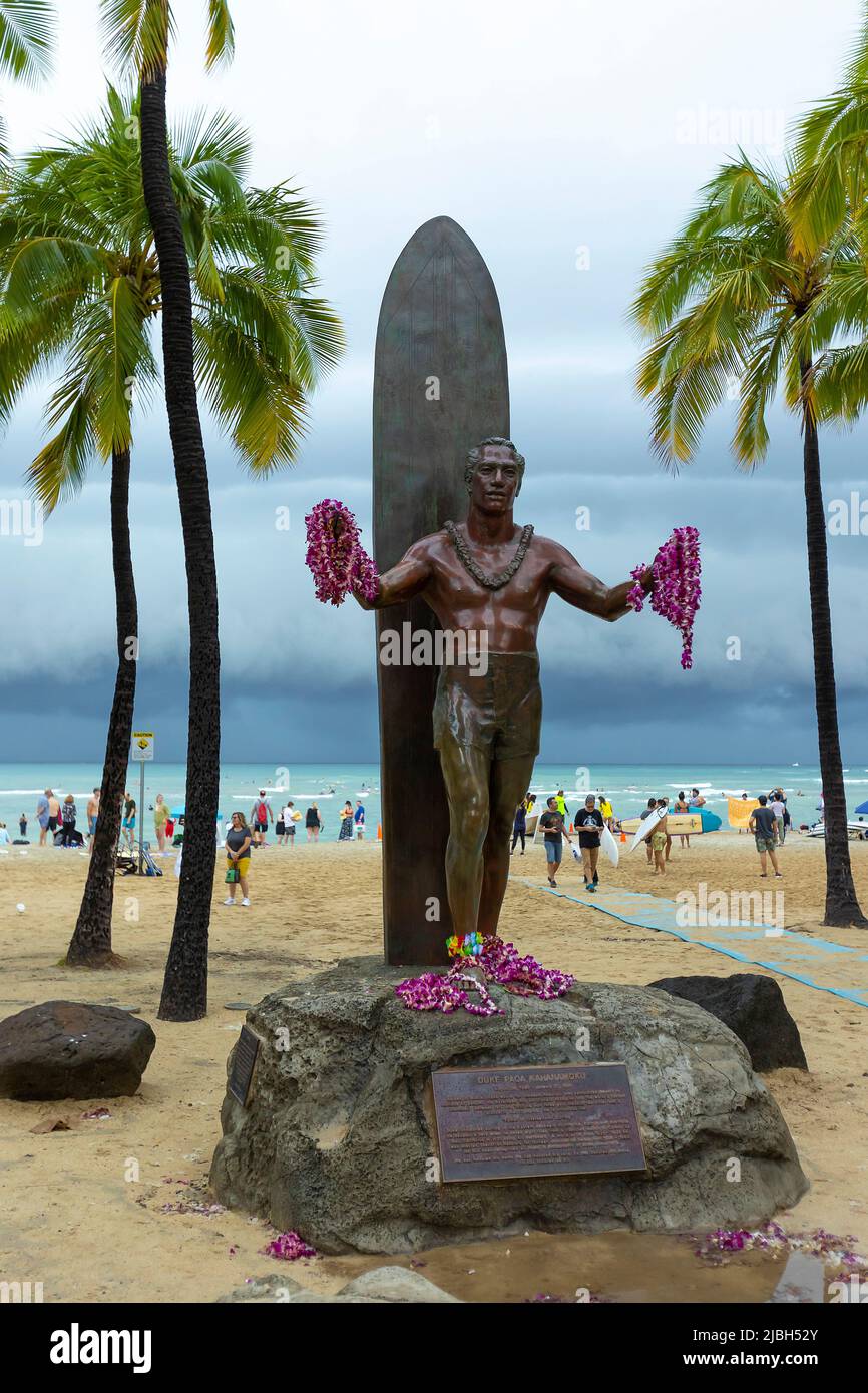 Duke Kahanamoku statue, Waikiki, Oahu, Hawaii Stock Photo - Alamy