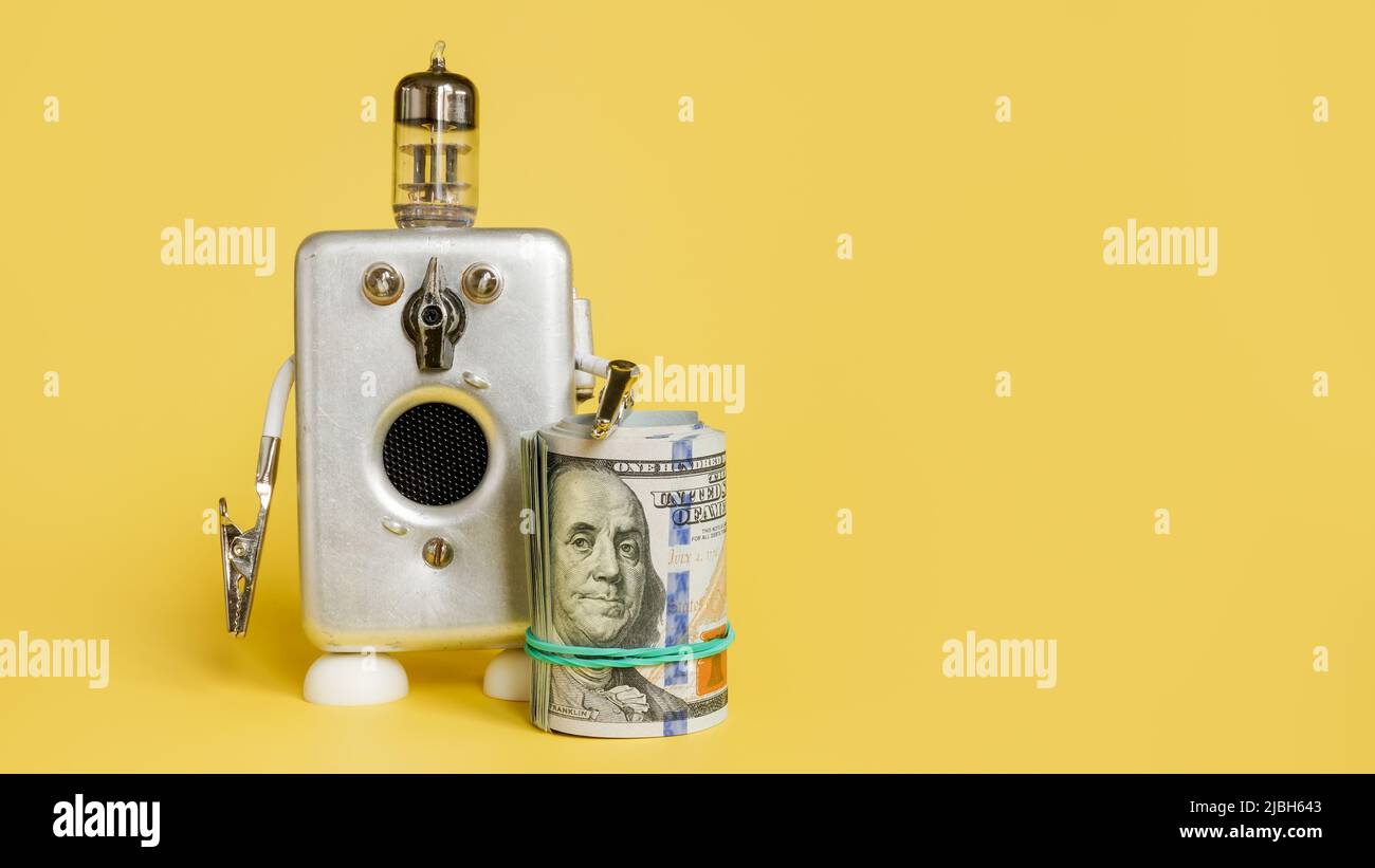 Funny robot holding money hi-res stock photography and images - Alamy
