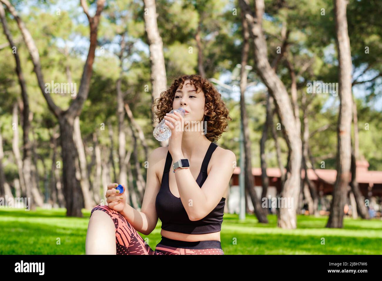 Redhead girl holding water bottle hi-res stock photography and images ...