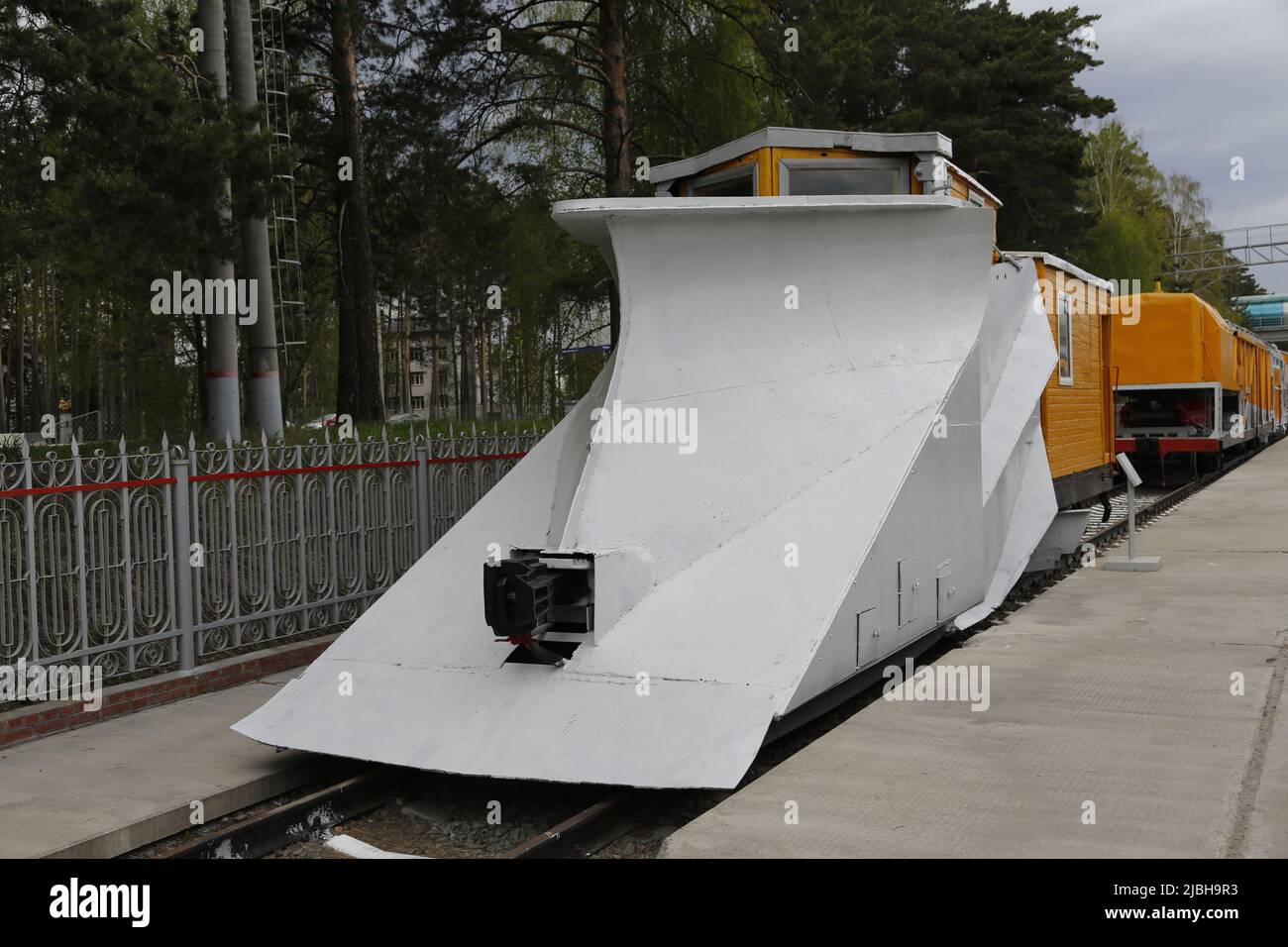 Russian train Taran / Таран to clean railway tracks from snow ...