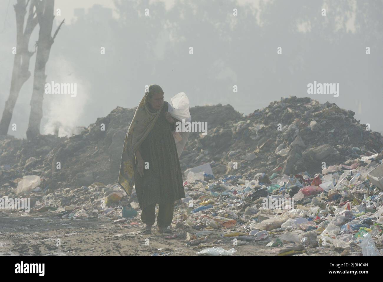 Lahore, Pakistan. 04th June, 2022. Pakistani people busy in their ...