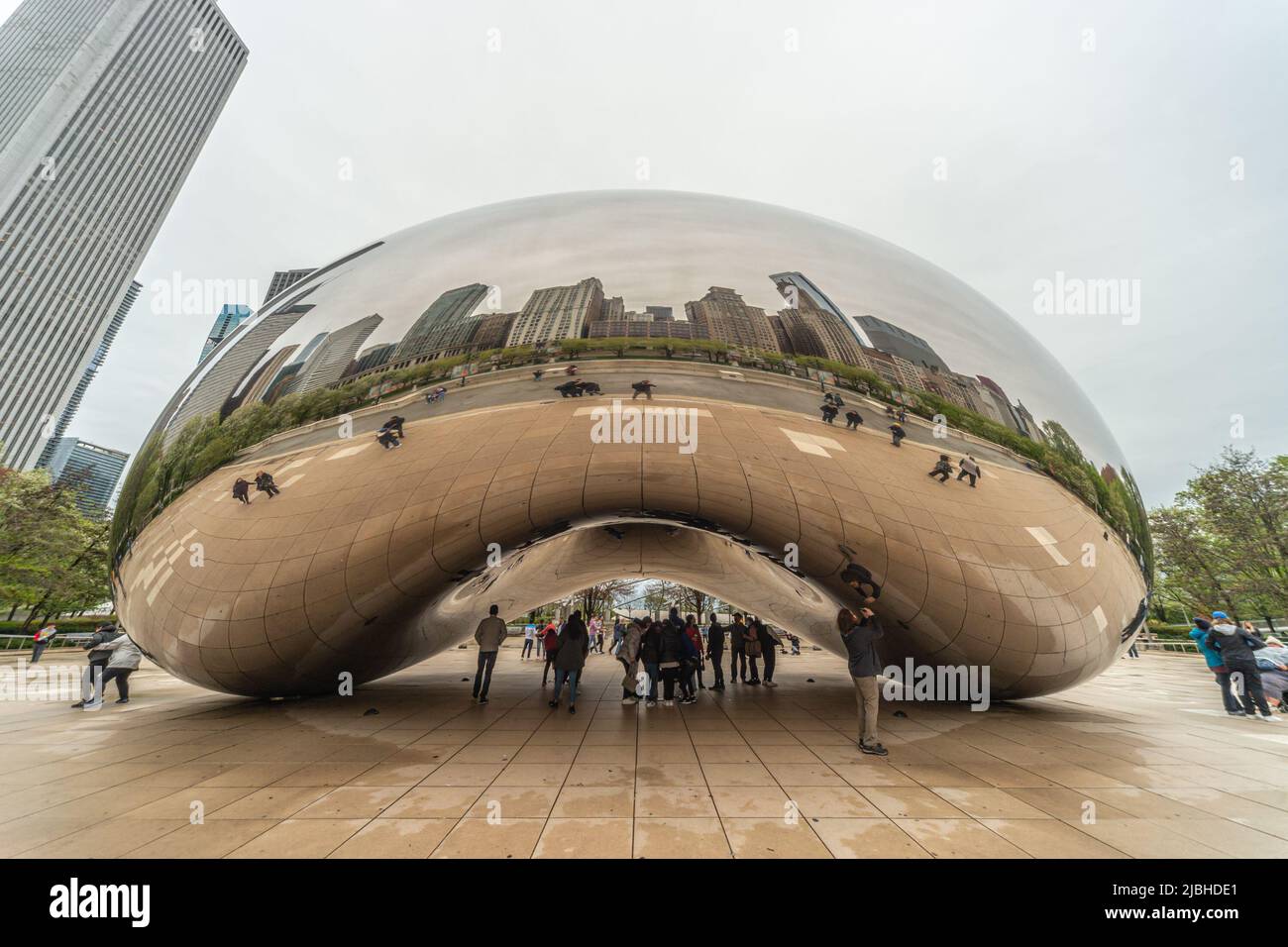 Cloud Gate Sculpture (aka The Bean) in Millennium Park, Chicago, IL, USA Stock Photo - Alamy