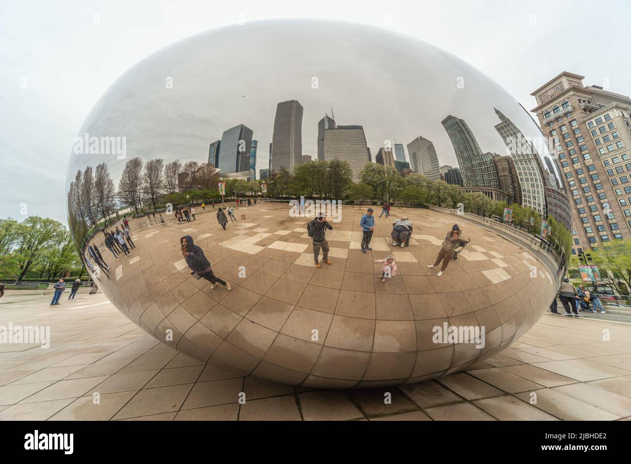 Cloud Gate Sculpture (aka The Bean) in Millennium Park, Chicago, IL ...