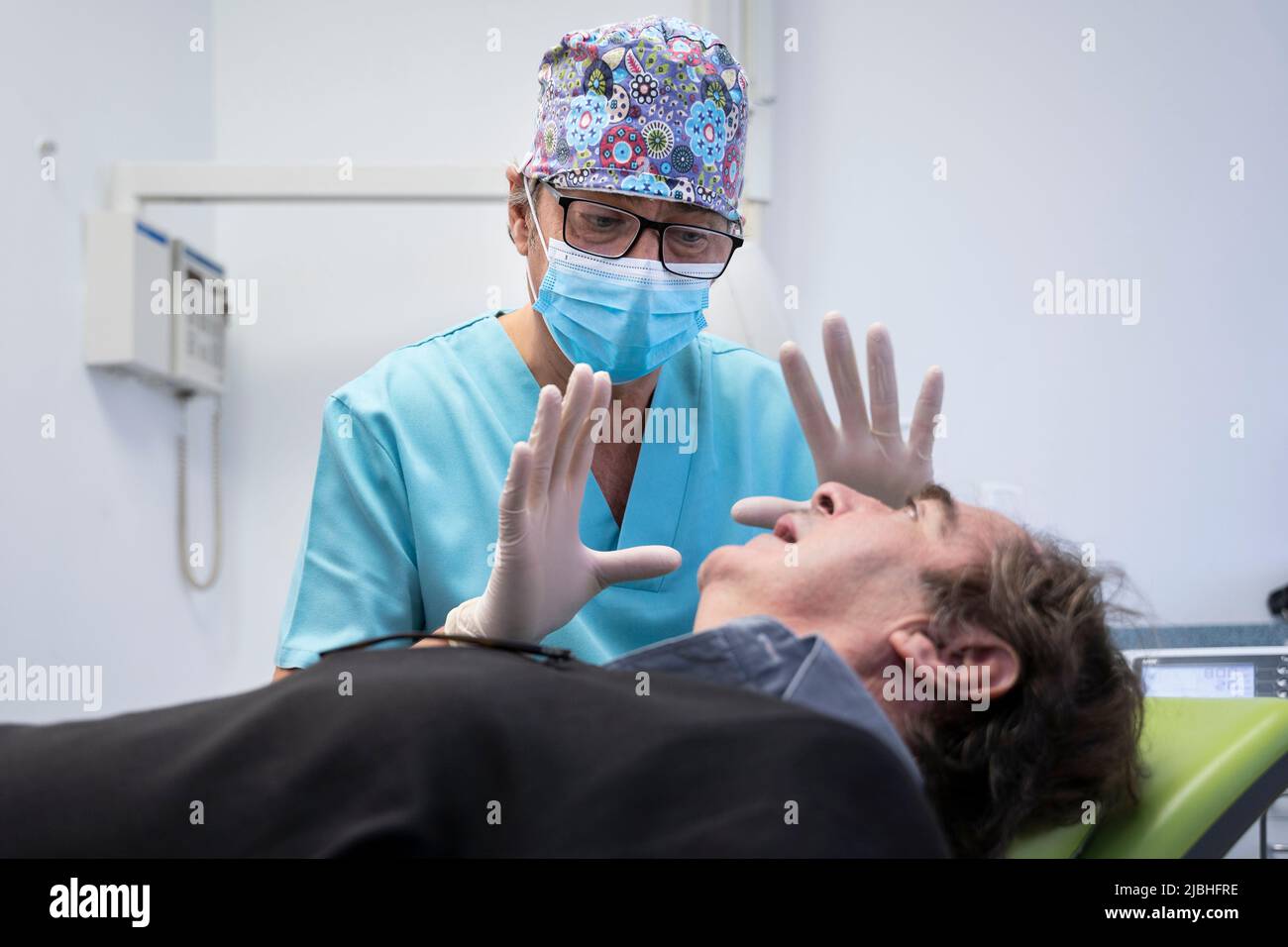 Dentist explaining procedure to patient Stock Photo - Alamy