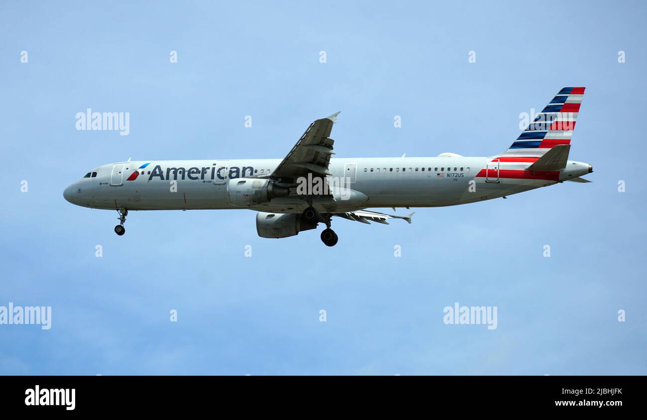 American Airlines Airbus A321 prepares for landing at Chicago O'Hare ...