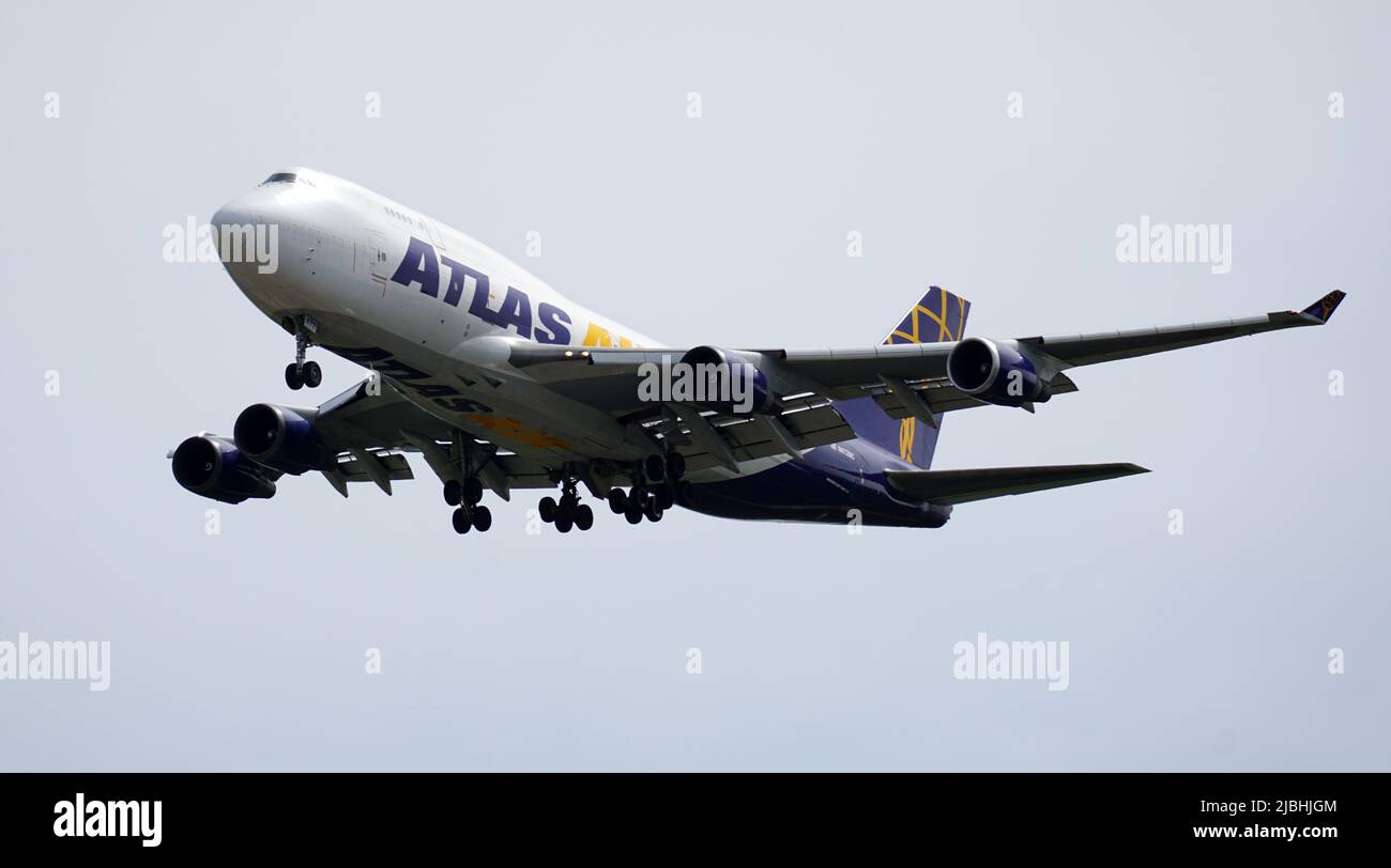 Atlas Air Boeing 747 cargo plane prepares for landing at Chicago O'Hare ...