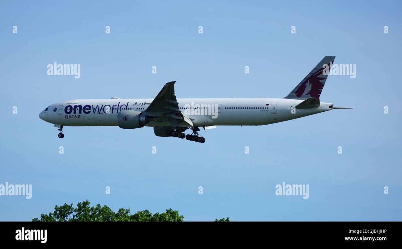 Qatar Airways Boeing 777 prepares for landing at Chicago O'Hare ...