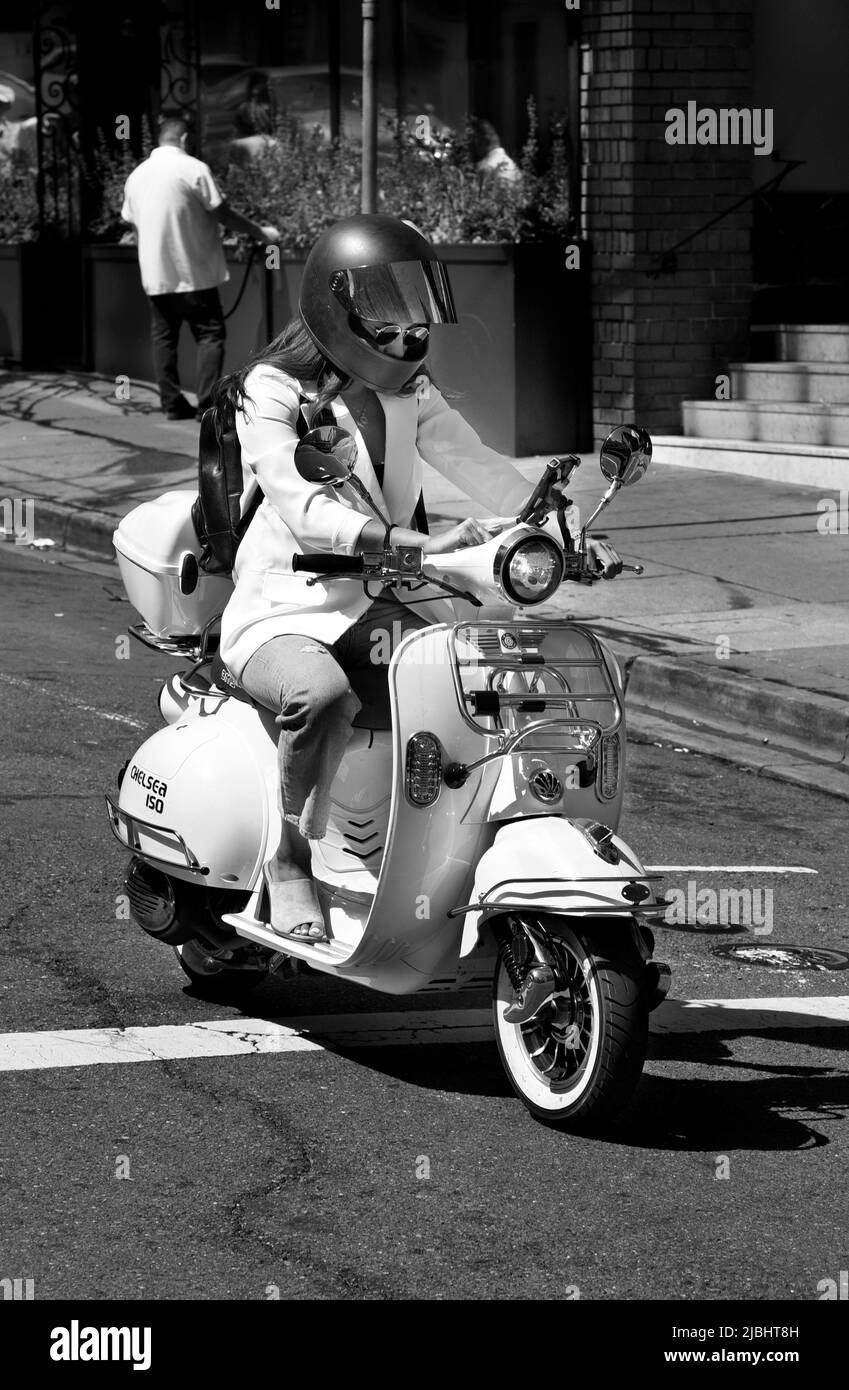 Vertical traffic light Black and White Stock Photos & Images - Alamy