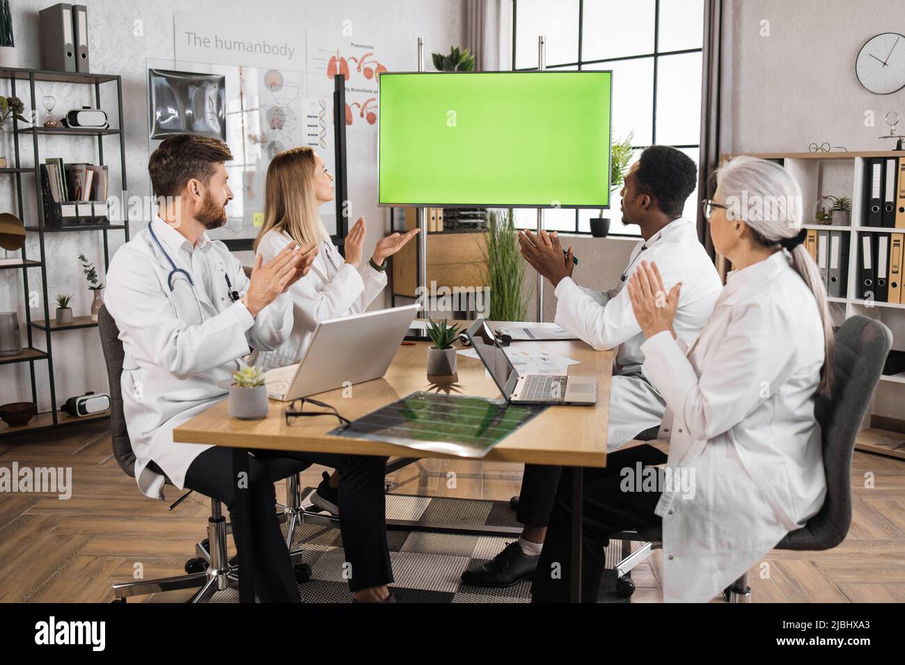 Green screen people clapping hi-res stock photography and images - Alamy