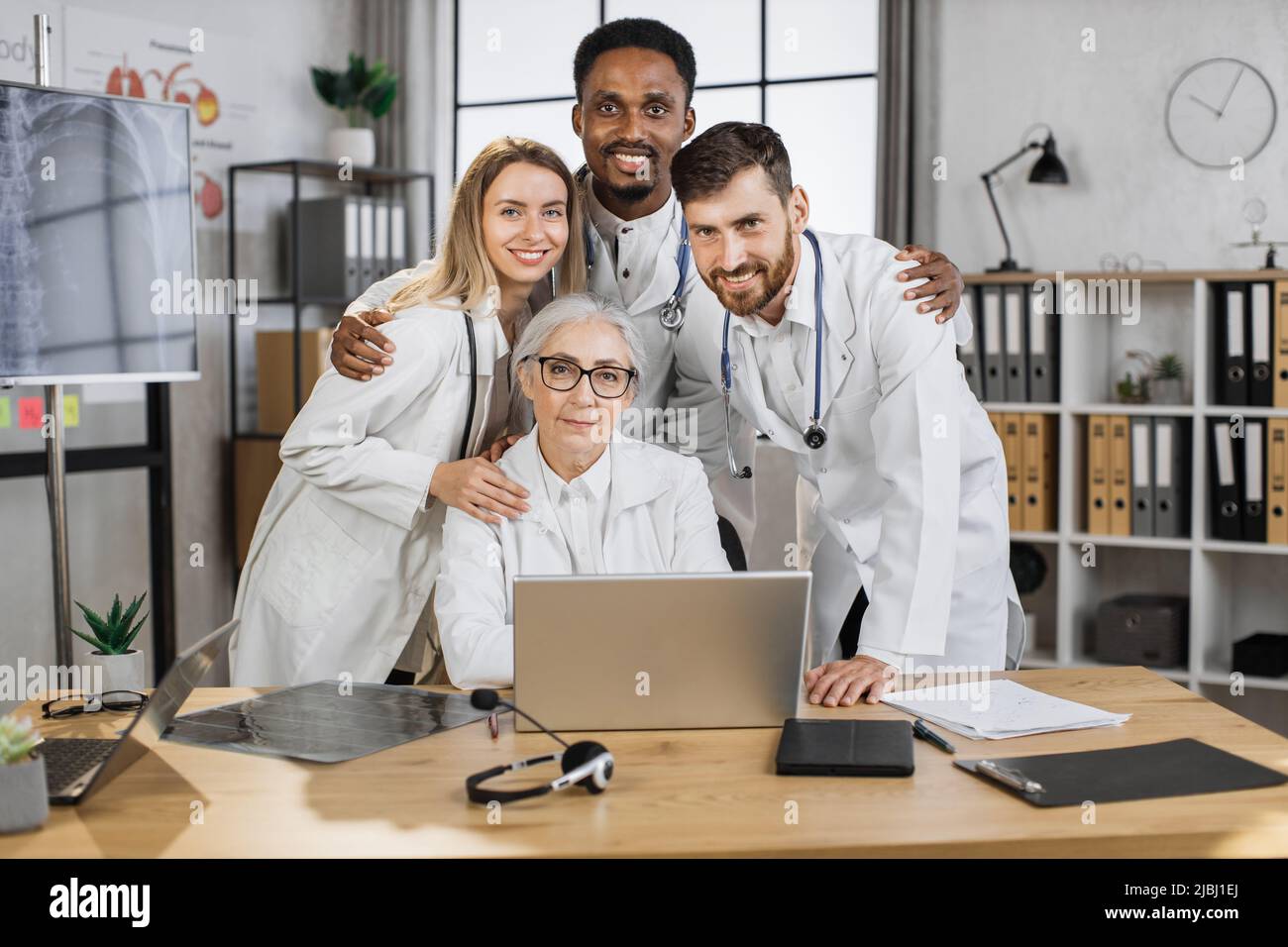 Healthcare workers hugging hi-res stock photography and images - Alamy