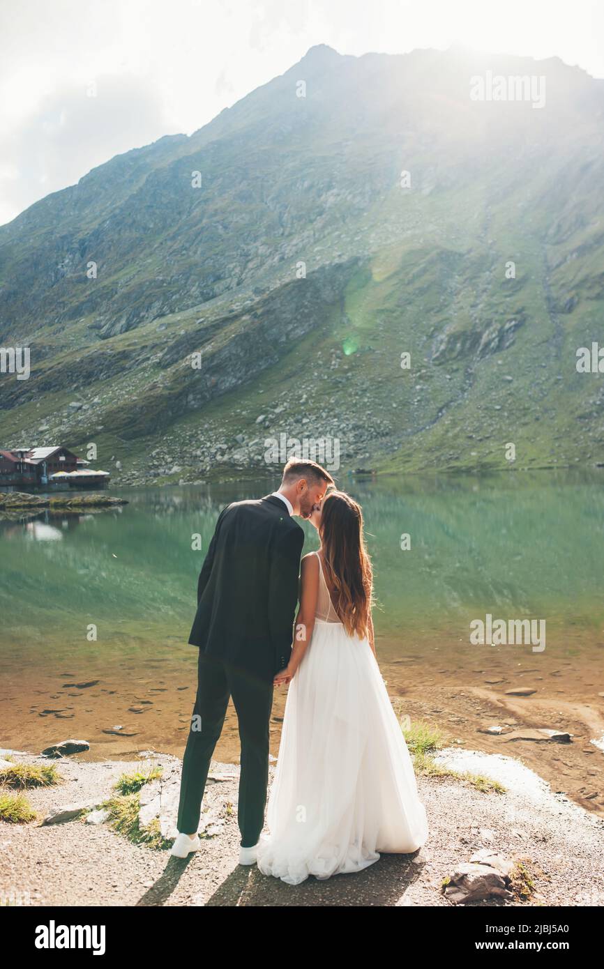 Back view kissing newlyweds hi-res stock photography and images - Alamy