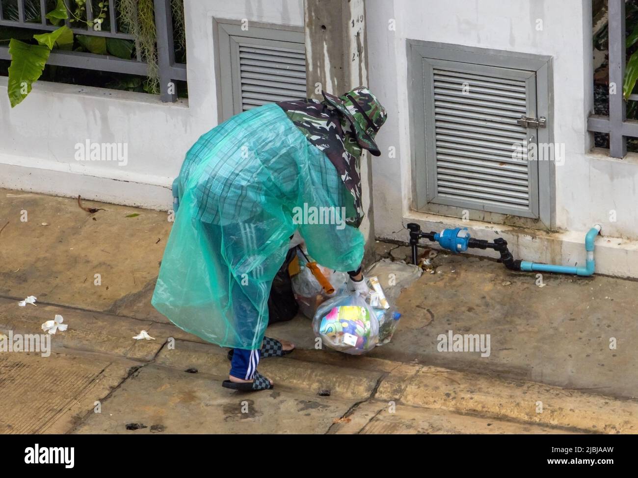 Garbage dump worker hi-res stock photography and images - Alamy