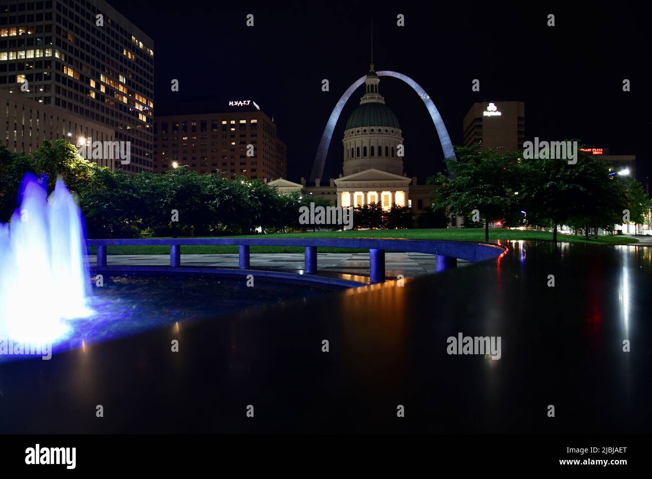 Downtown St. Louis featuring the world famous Gateway Arch along the ...
