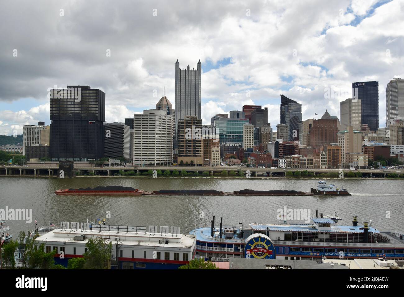 The Pittsburgh skyline seen from the Southside Flats neighborhood Stock ...