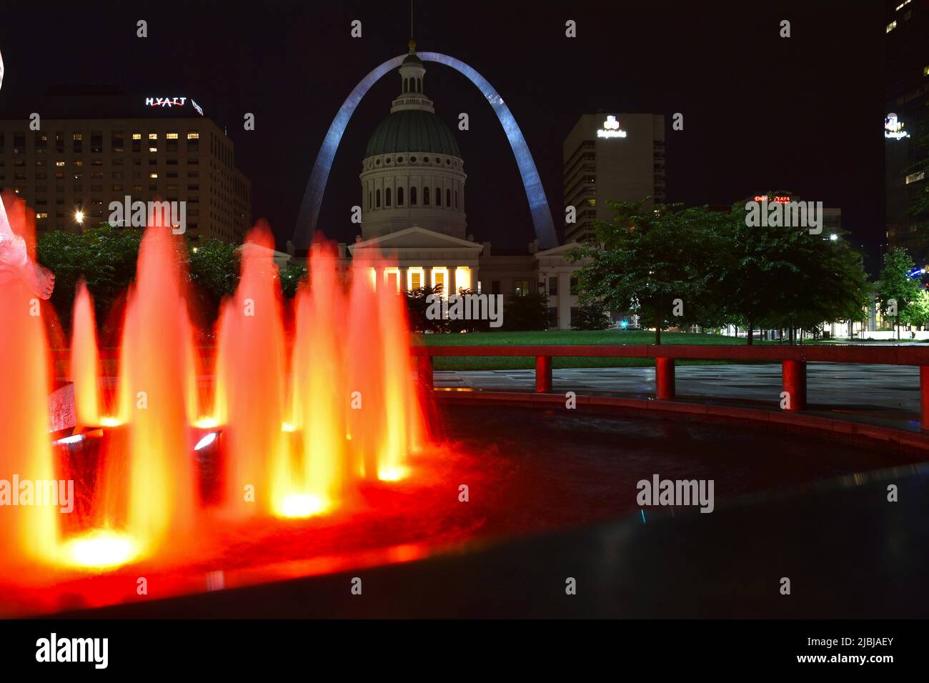 Downtown St. Louis featuring the world famous Gateway Arch along the ...